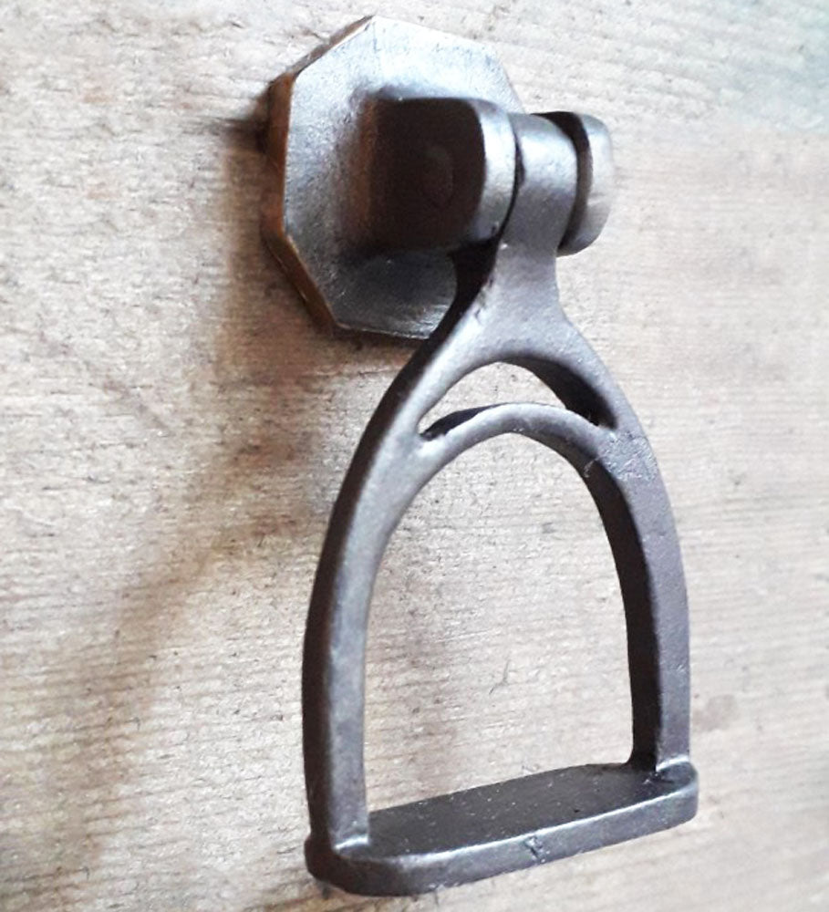 stirrup draw handle